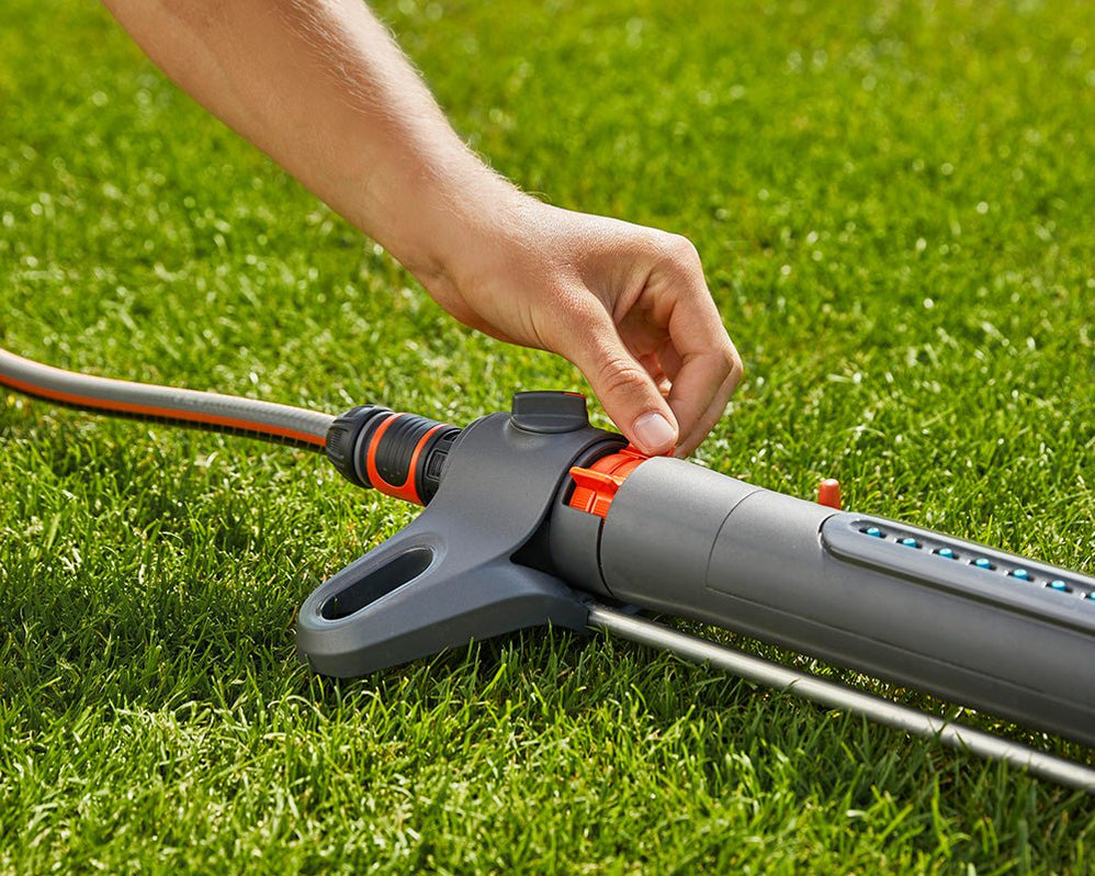 Gardena Aquazoom S 150 m² Oscillating Sprinkler - 18710 — Easy Garden ...